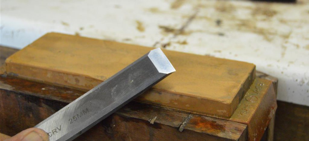 Chisel Sharpening Basics That Produce Razor Sharp Chisels | Woodwork Junkie